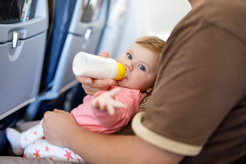 Cómo prepararse para viajar con el bebé en el avión